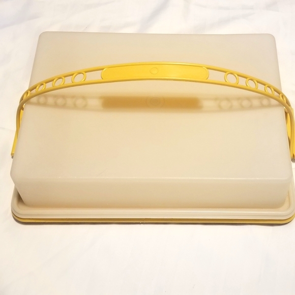 Tupperware | Kitchen | Vintage Tupperware Cake Platecover Handle | Poshmark